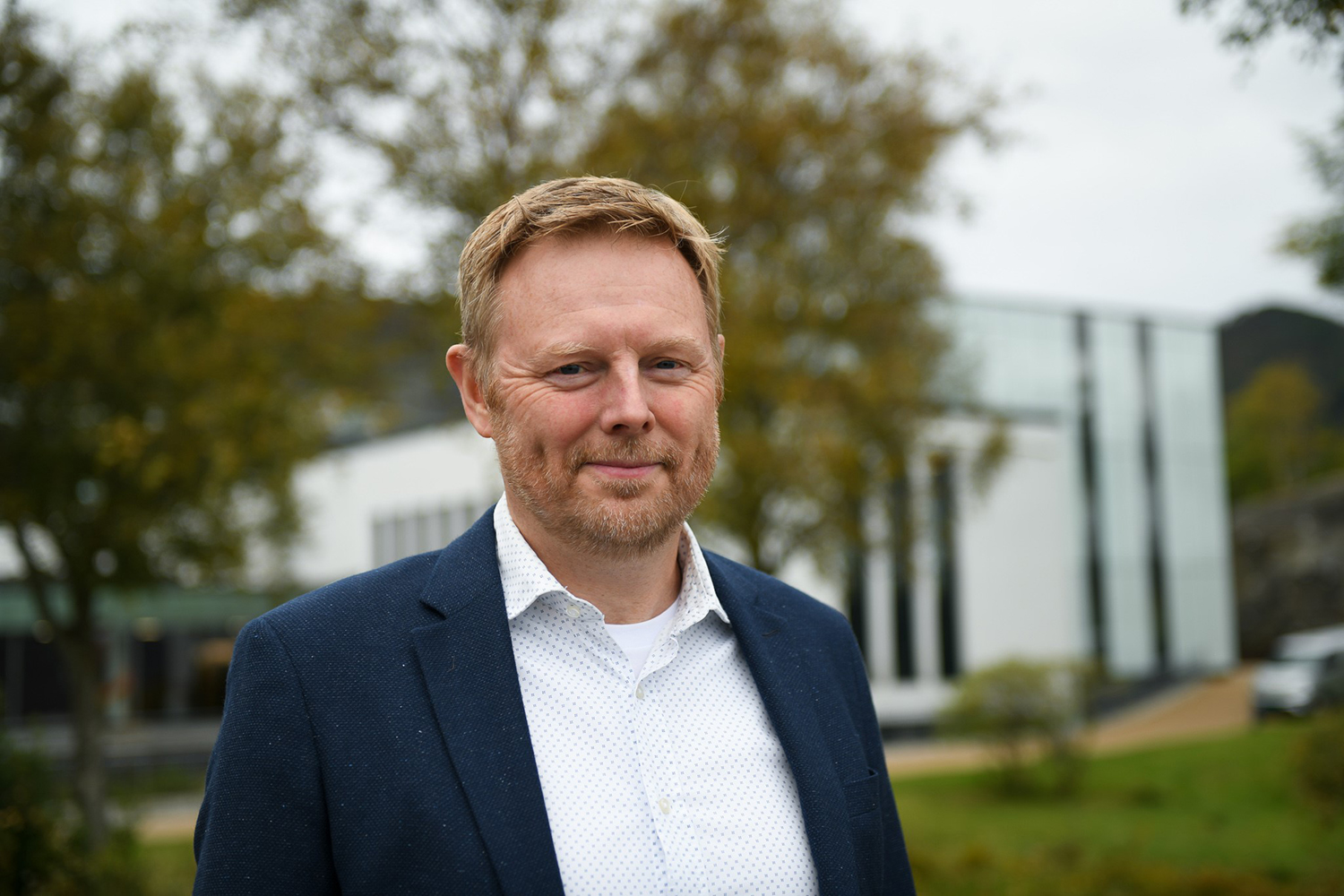 Har oversatt 8 000 økonomiske faguttrykk fra engelsk | NHH