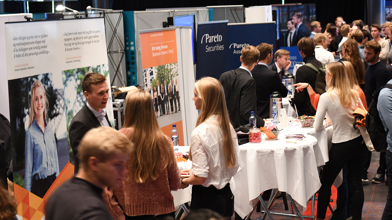 Bedrifter konkurrerer om å profilere seg ved NHH | NHH